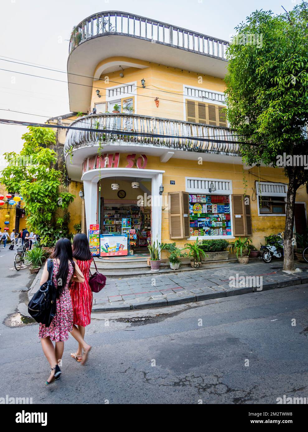 Hoi triangle hi-res stock photography and images - Alamy