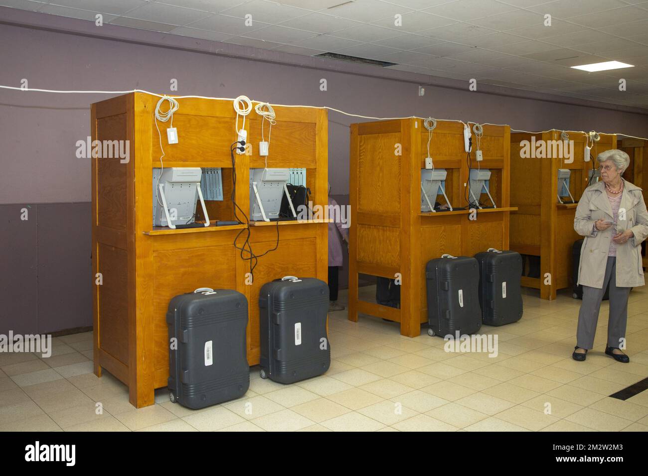 Electronic polling booths hi-res stock photography and images - Alamy