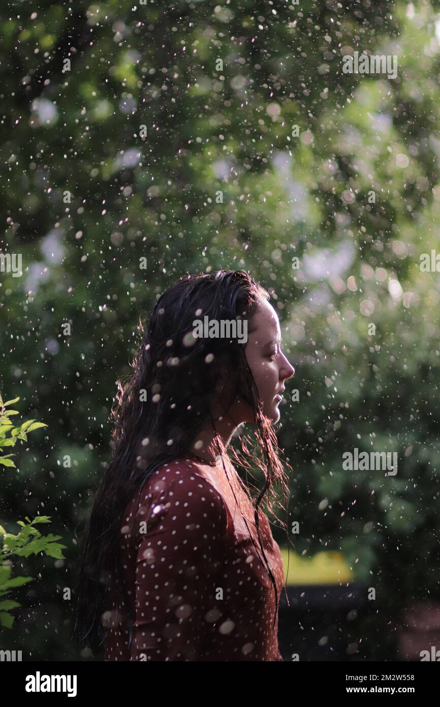 Photoshoot in rain hi-res stock photography and images - Alamy