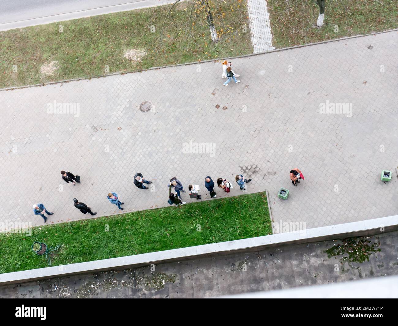 The Architecture backgrounds and objects. Sidewalk. Mans. Womans. Girls ...