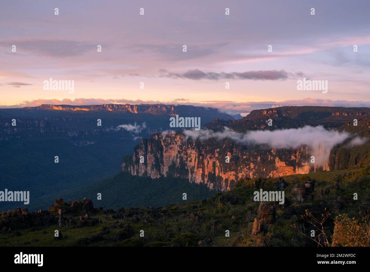 Sunset and evening sky on the mountain range of Amuri Tepui, Chimanta ...