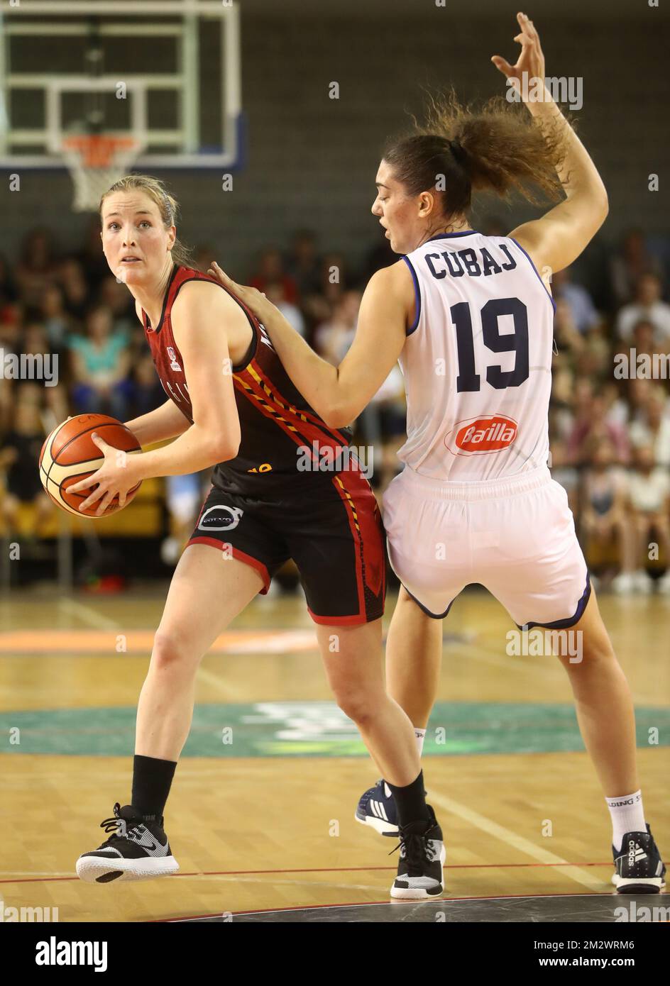 Belgian Cats Kim Mestdagh and Italian Lorela Cubaj fight for the ball ...