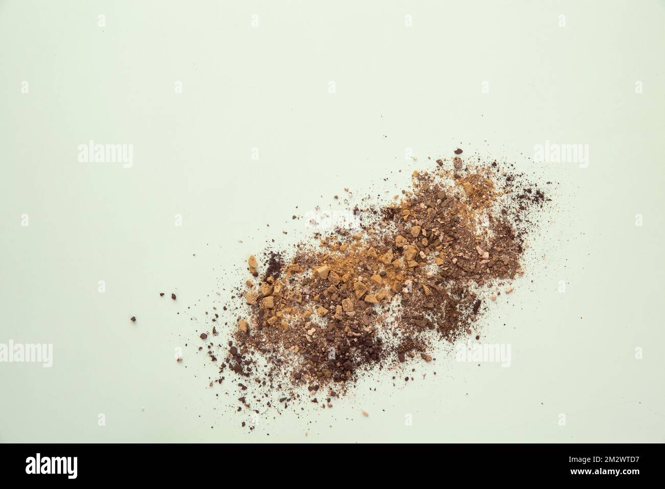 spilled make-up powders on green background Stock Photo - Alamy