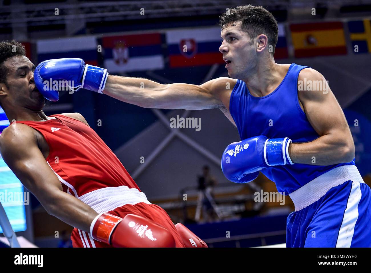 Azerbaidjan Loren Alfonso Dominguez (red) and Belgian boxer Ziad El ...