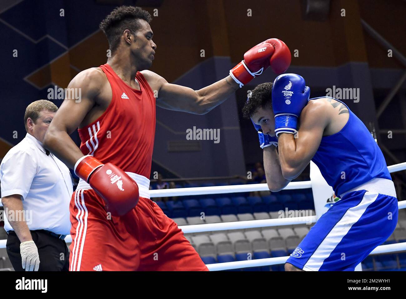 Azerbaidjan Loren Alfonso Dominguez (red) and Belgian boxer Ziad El ...