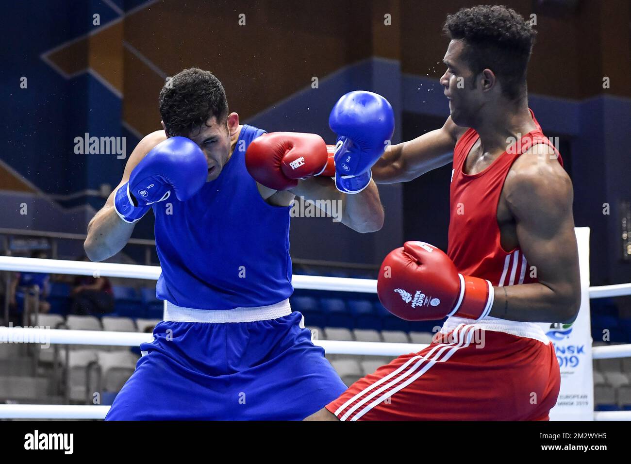 Azerbaidjan Loren Alfonso Dominguez (red) and Belgian boxer Ziad El ...