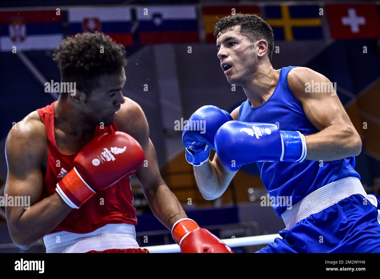 Azerbaidjan Loren Alfonso Dominguez (red) and Belgian boxer Ziad El ...