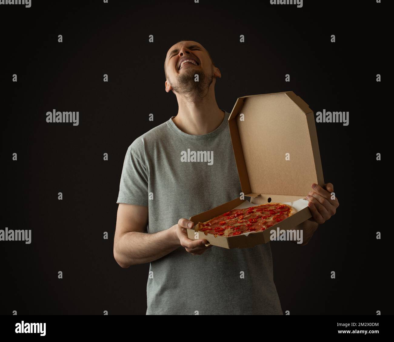 man holding pizza box and smiling Stock Photo - Alamy
