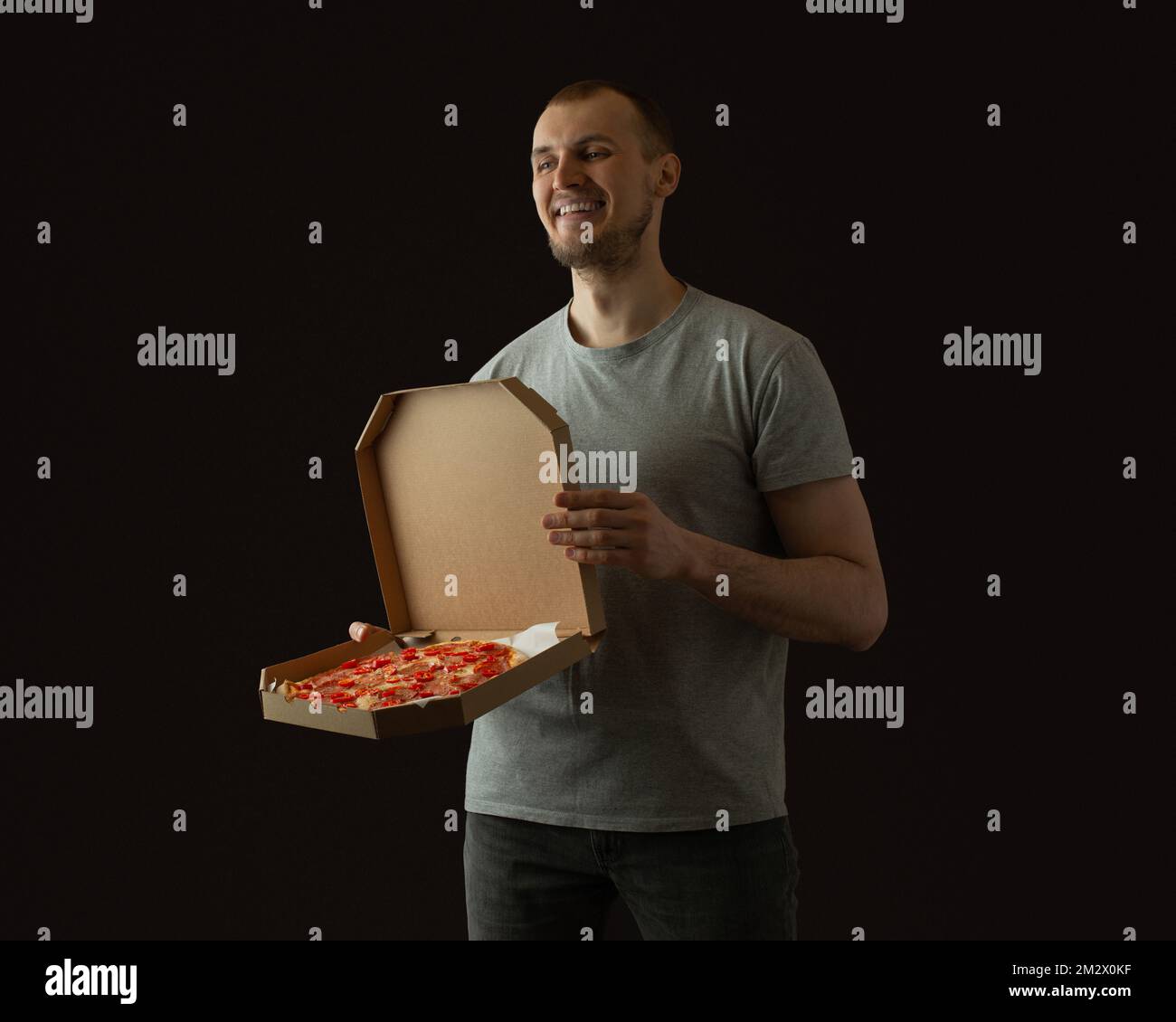 man holding pizza box and smiling Stock Photo - Alamy