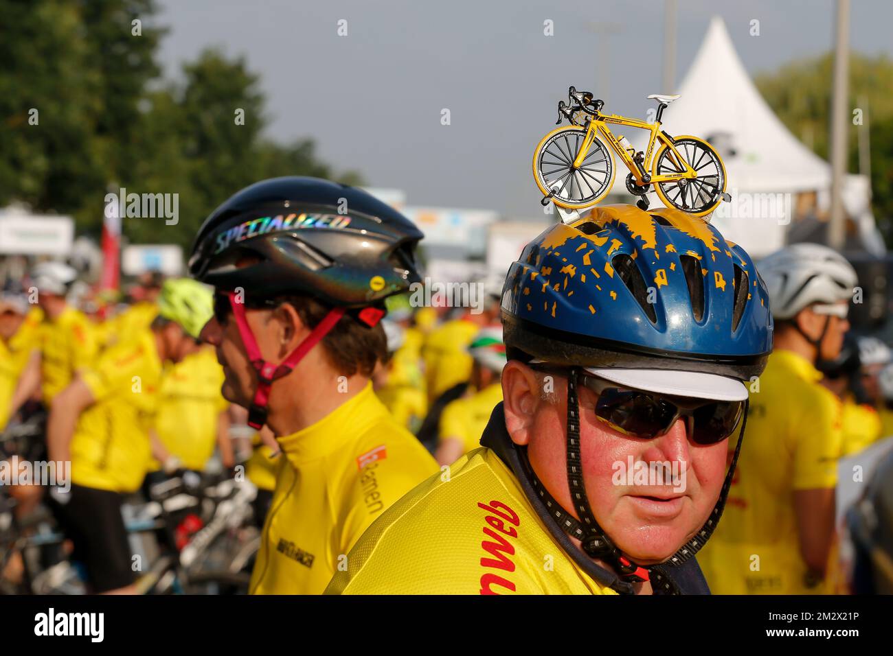 Gele trui hi-res stock photography and images - Alamy