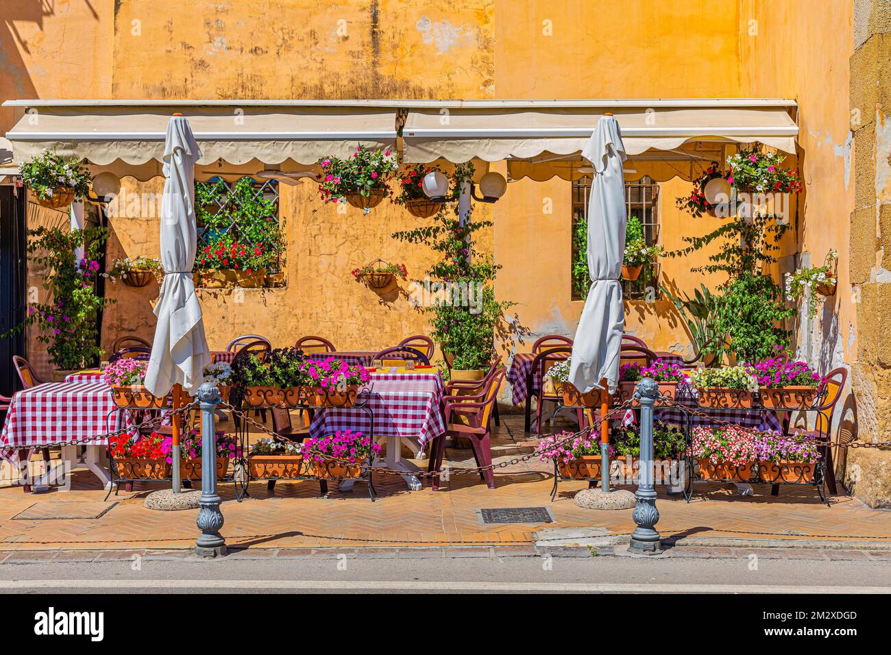 Street cafe at the harbour of Portoferriao, Elba, Tuscan Archipelago ...