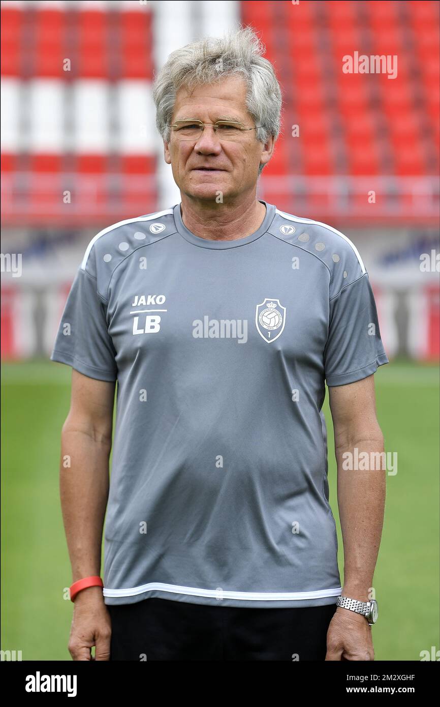 Antwerp's head coach Laszlo Boloni poses for photographer, in marge of ...