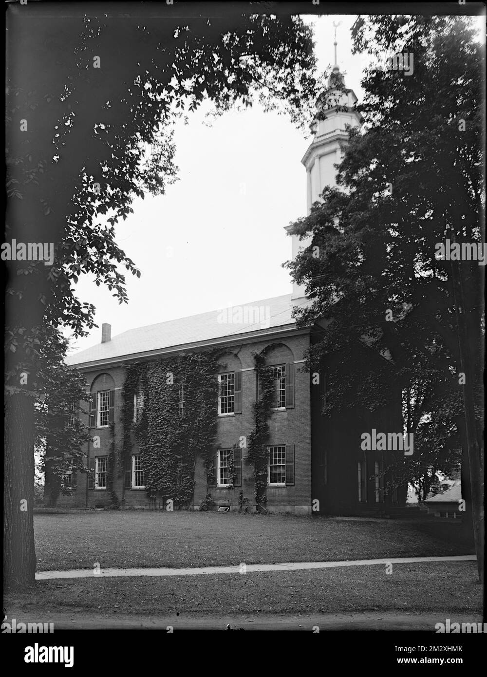 First parish congregational church Black and White Stock Photos ...