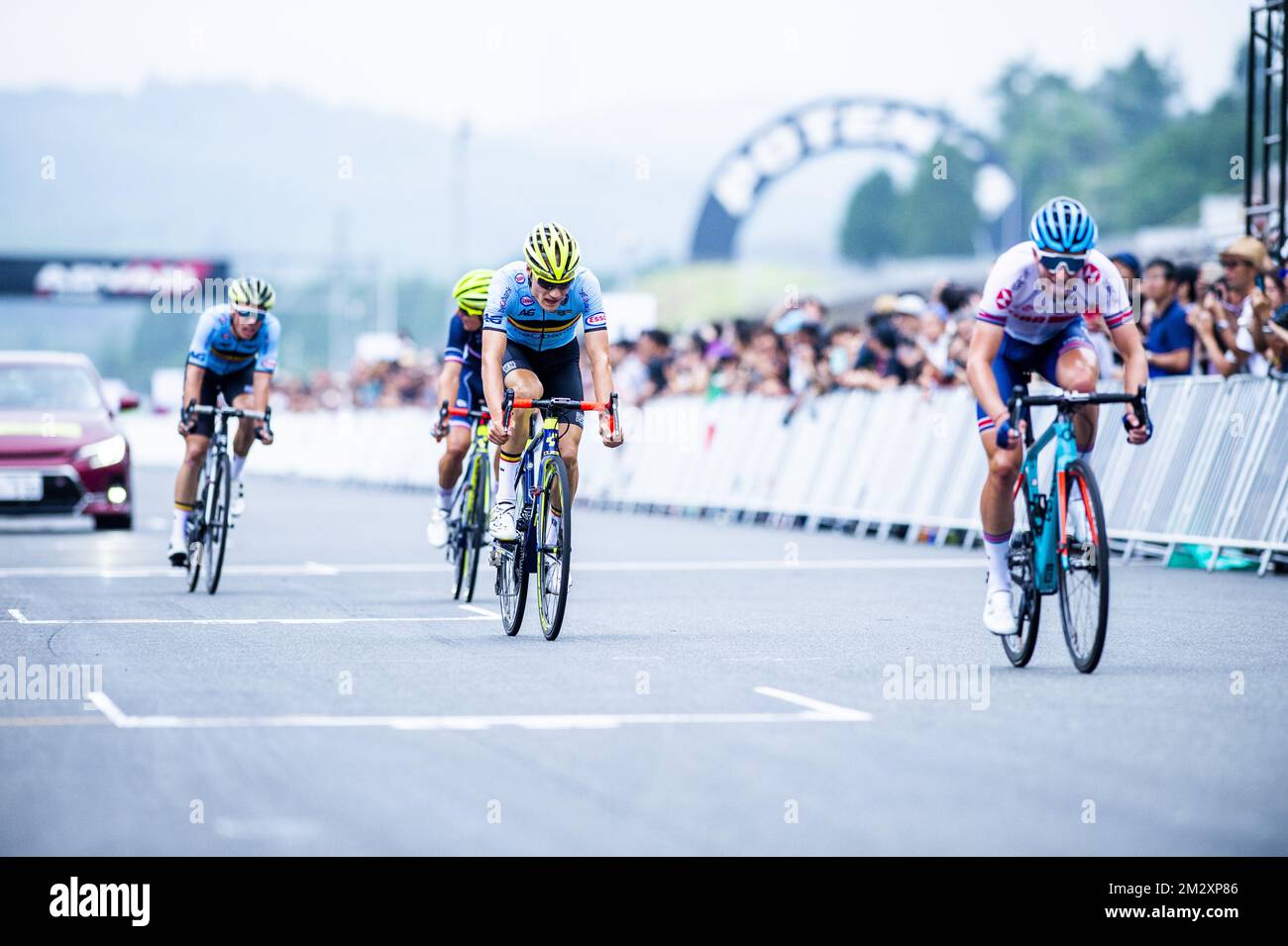 Belgian Dimitri Peyskens of Wallonie-Bruxelles (C) and Belgian Steff ...