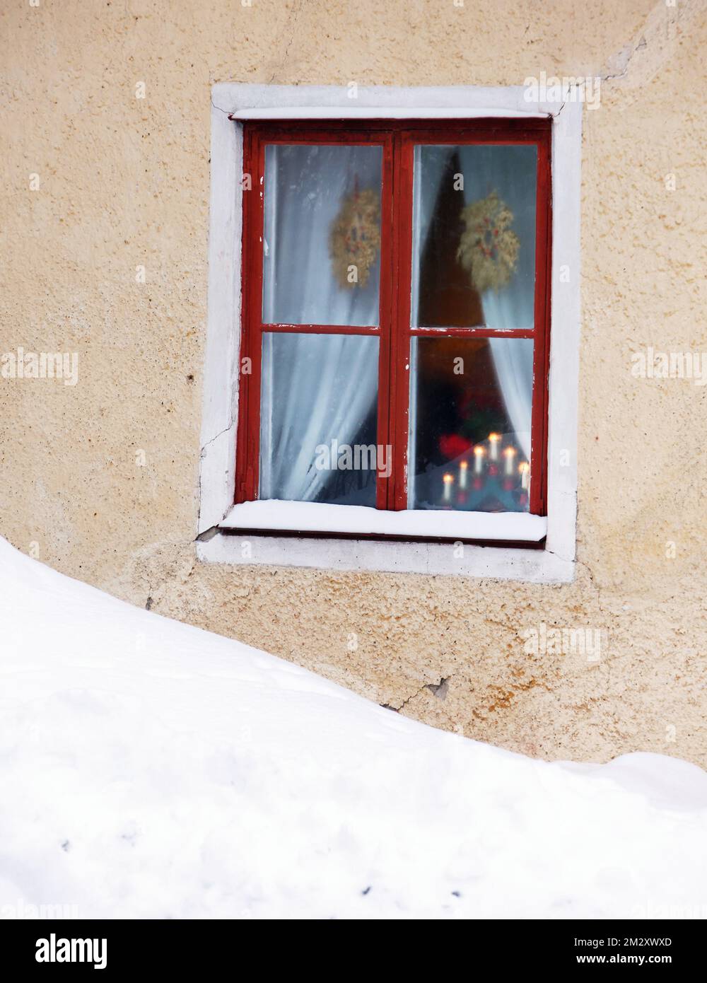 A window with an Advent candlestick and Christmas decorations Stock ...