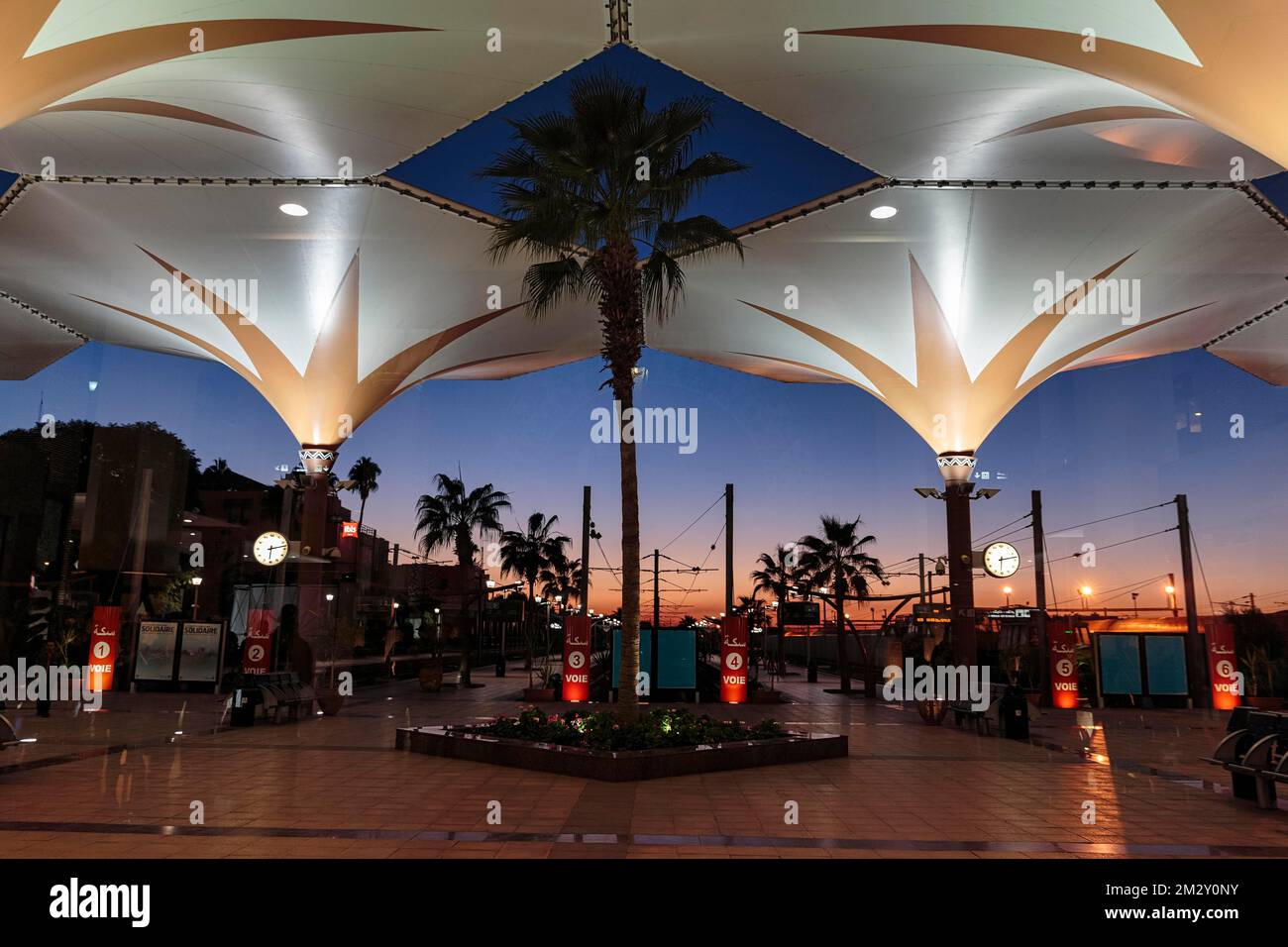 Evening traffic marrakech morocco hi-res stock photography and images ...