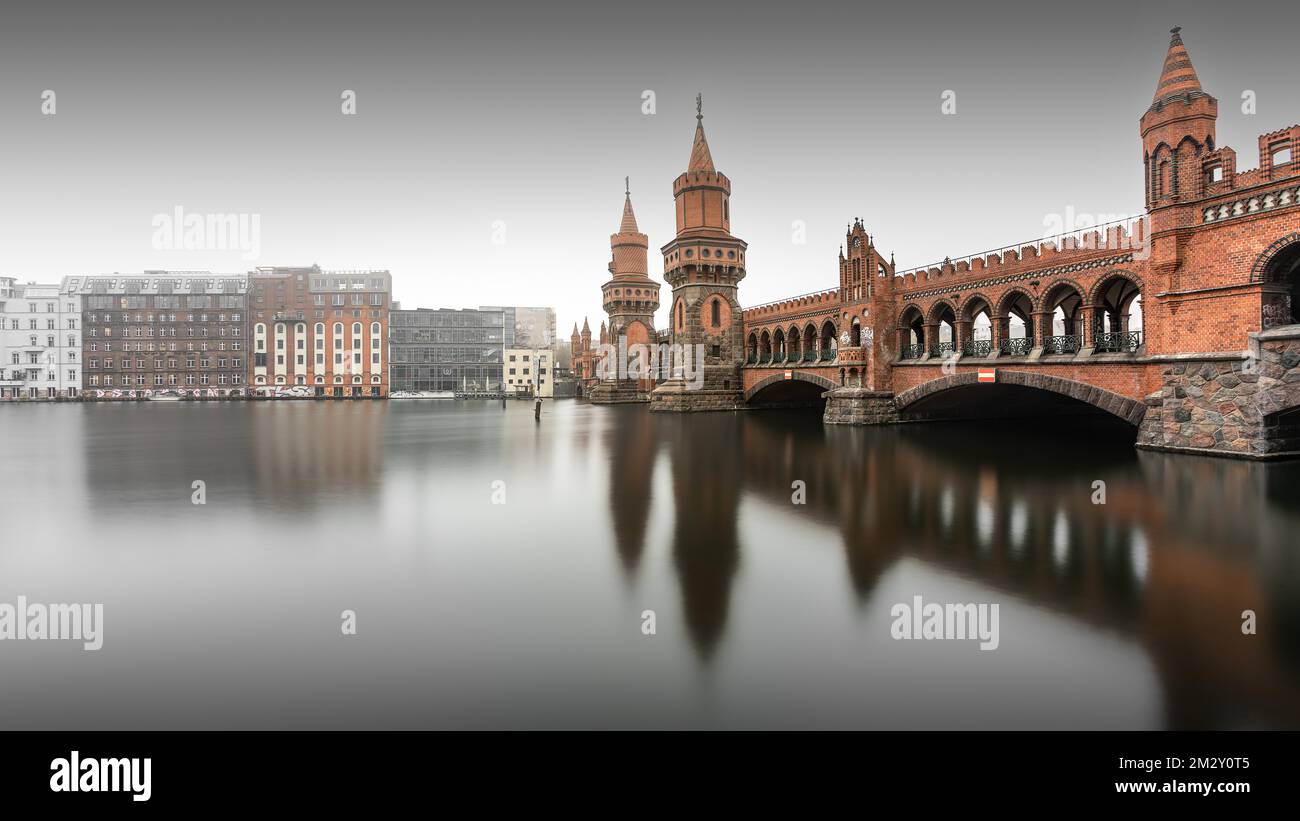 The Oberbaum Bridge that connects the Berlin districts of Kreuzberg and ...