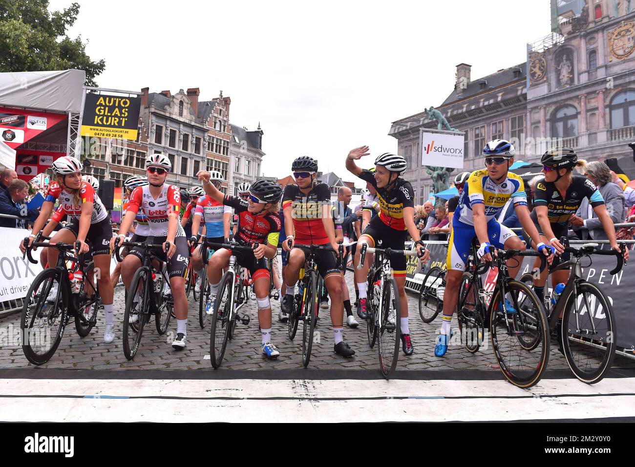 Dutch Puck Moonen, Belgian Lotte Kopecky, Belgian Laura Verdonschodt ...