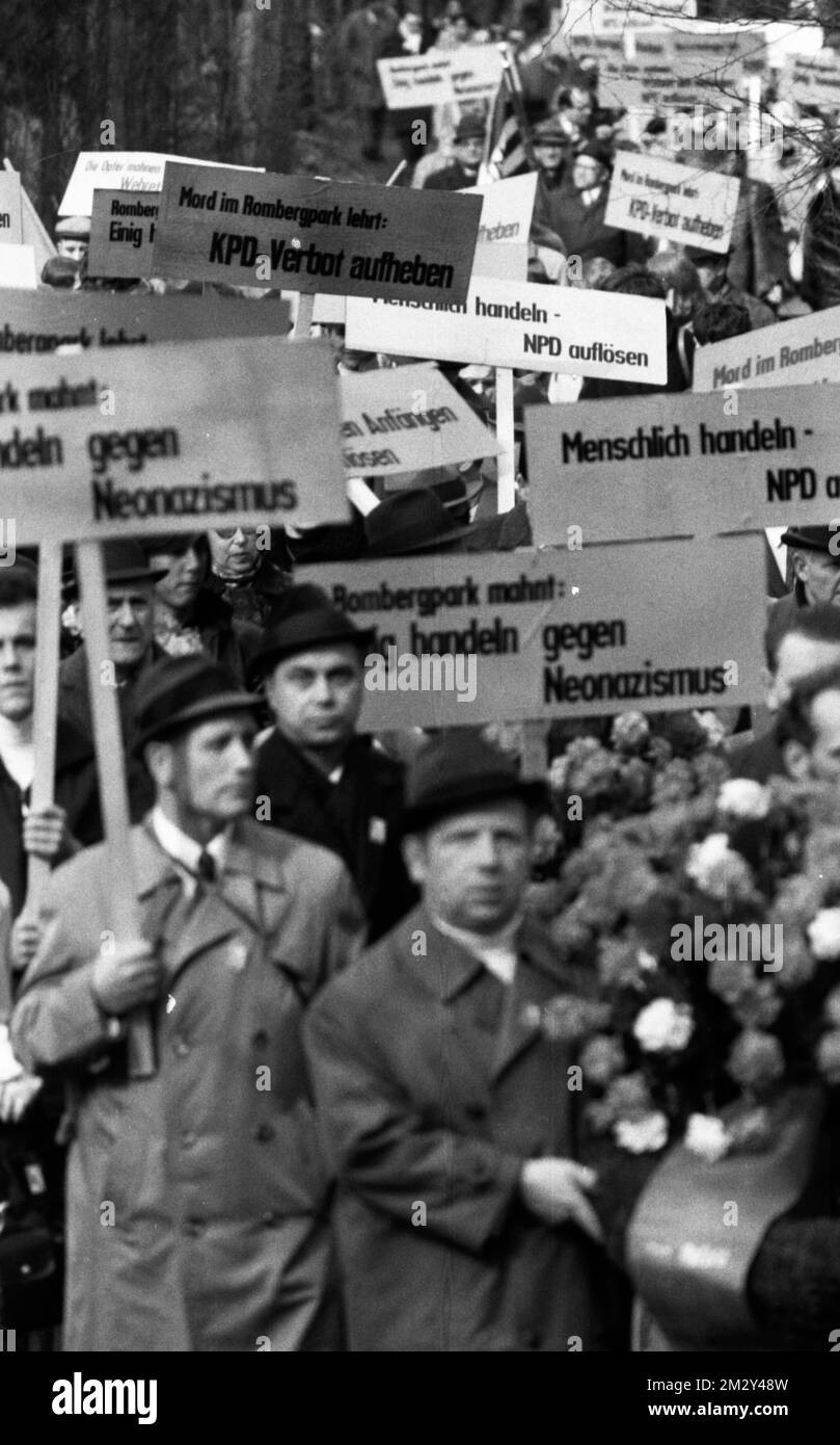 The traditional tribute to murdered Nazi victims on Good Friday 1945 in ...