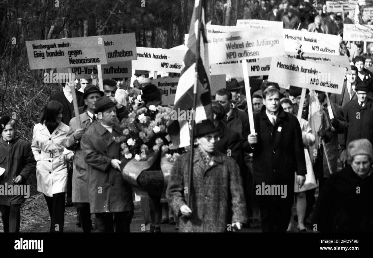 The traditional tribute to murdered Nazi victims on Good Friday 1945 in ...
