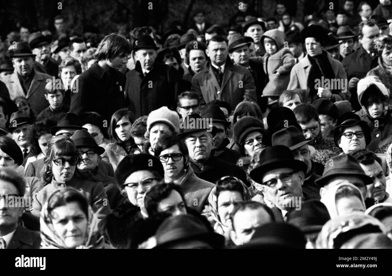 The traditional tribute to murdered Nazi victims on Good Friday 1945 in ...