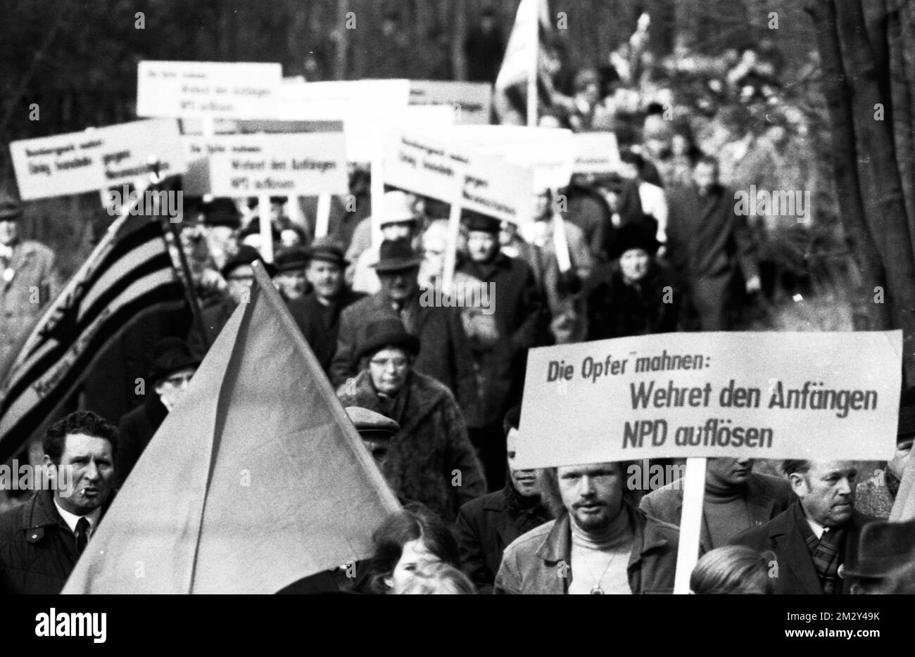 The traditional tribute to murdered Nazi victims on Good Friday 1945 in ...