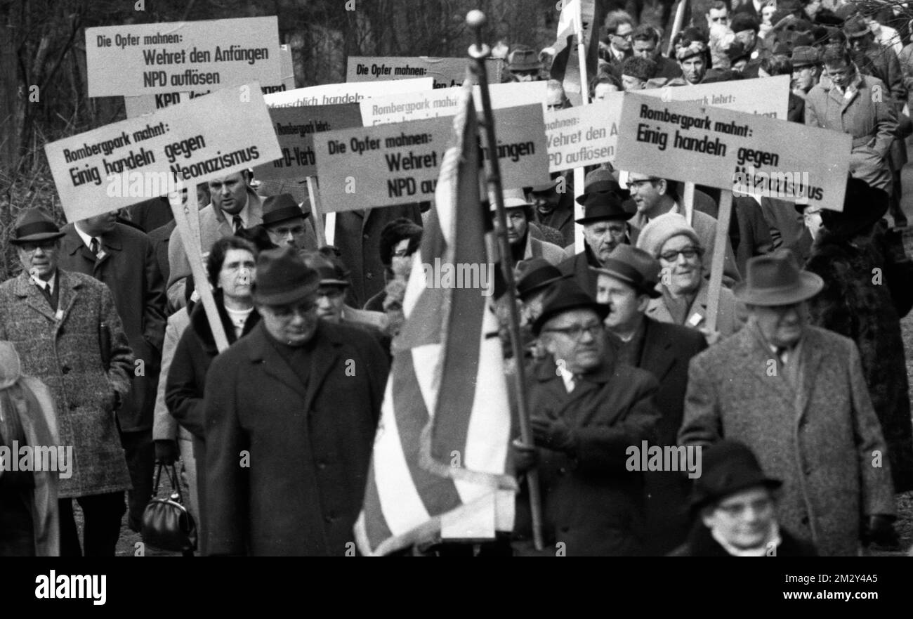 The traditional tribute to murdered Nazi victims on Good Friday 1945 in ...