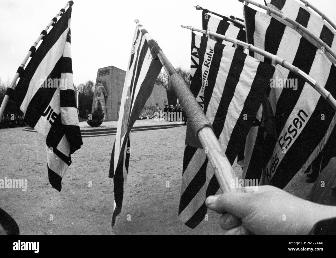 The traditional tribute to murdered Nazi victims on Good Friday 1945 in ...
