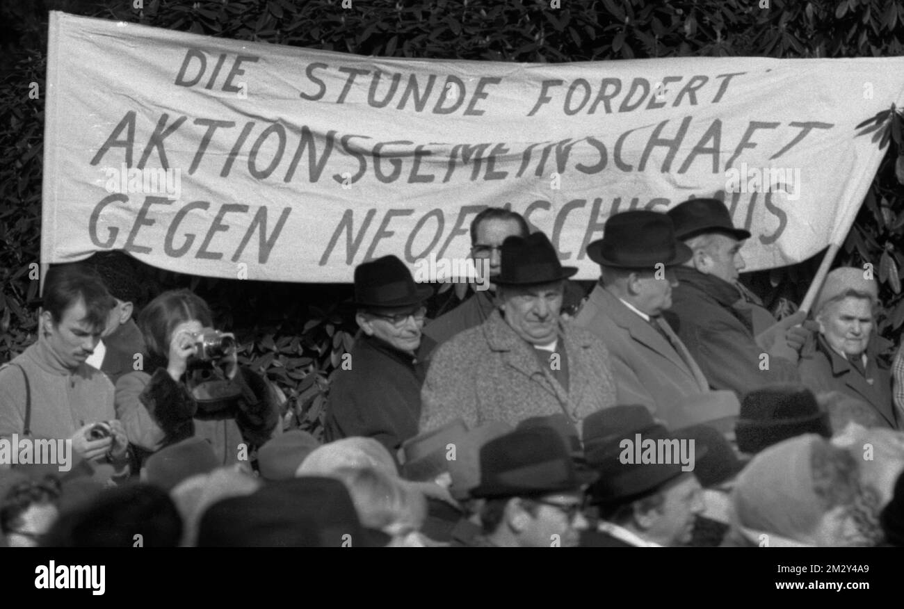 The traditional tribute to murdered Nazi victims on Good Friday 1945 in ...