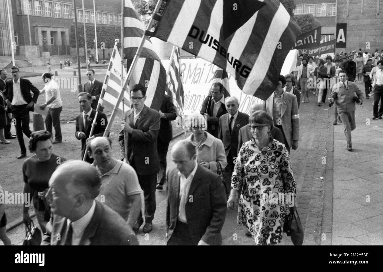 The left and the peace movement celebrated 8 May 1966 in Duesseldorf ...