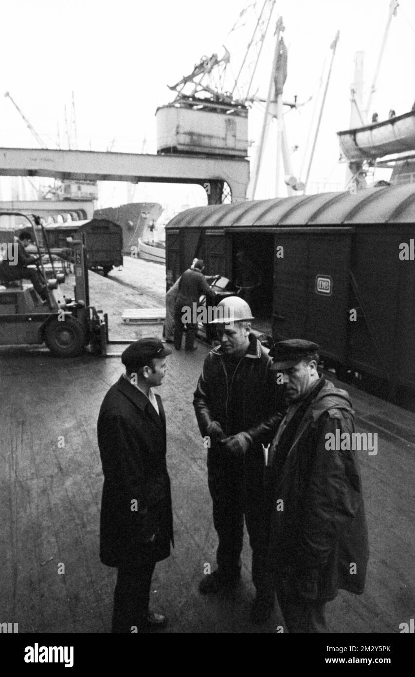 Work at the Port of Hamburg and Howaldtswerke Hamburg, HDW) in 1970 ...