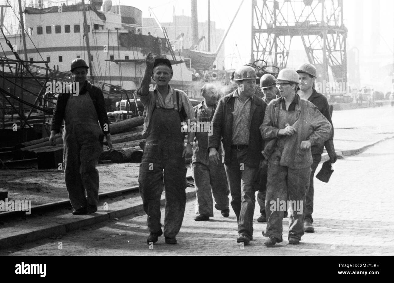 Work at the Port of Hamburg and Howaldtswerke Hamburg, HDW) in 1970 ...