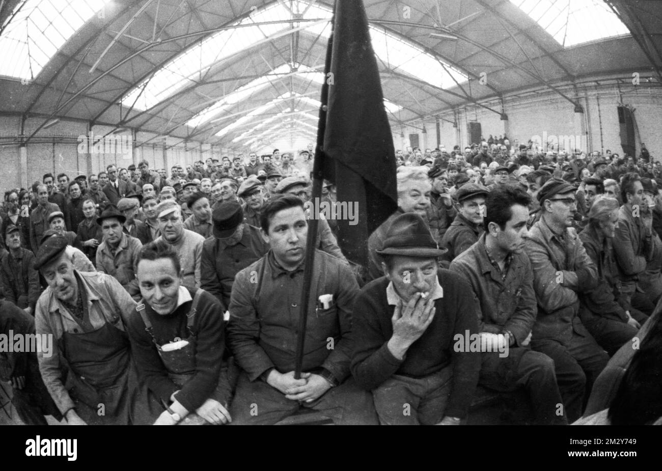 With warning strikes and factory meetings, Duewag workers in ...