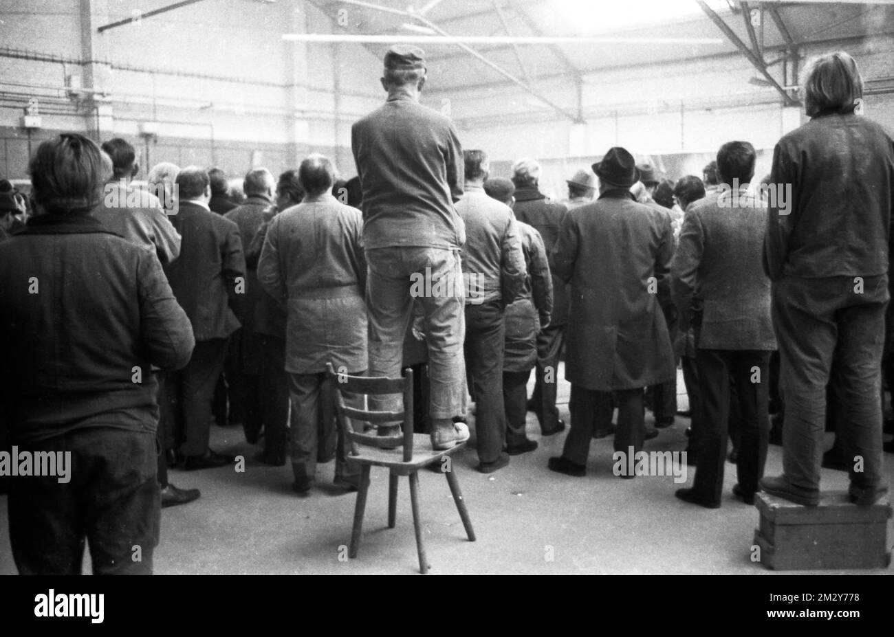 With warning strikes and factory meetings, Duewag workers in ...