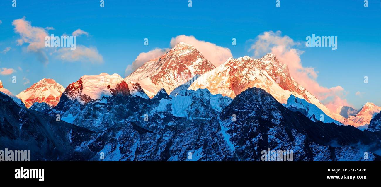 Mount Everest at Sunset. Beautiful Himalayan landscape. View from Gokyo ...