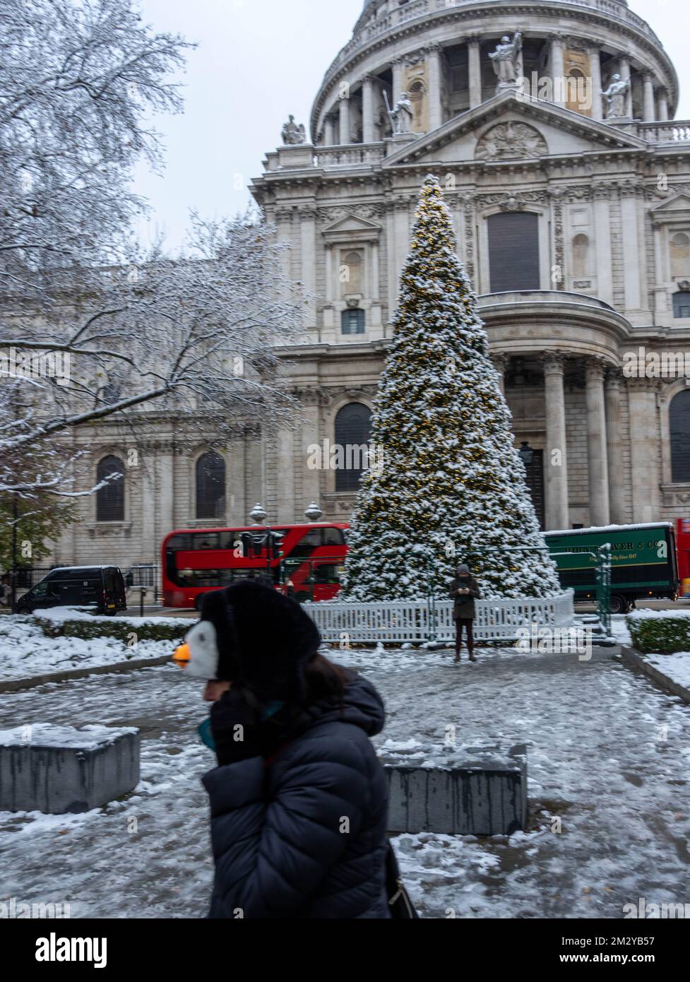 SNOW LONDON- Jeff Moore - Snow around St Pauls Cathedral in central ...