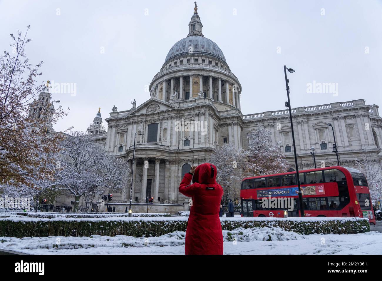 SNOW LONDON- Jeff Moore - Snow around St Pauls Cathedral in central ...