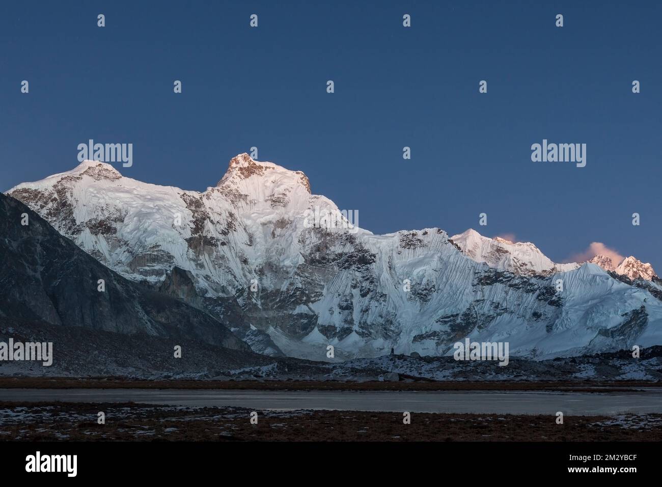 Sunset over everest mountain hi-res stock photography and images - Alamy