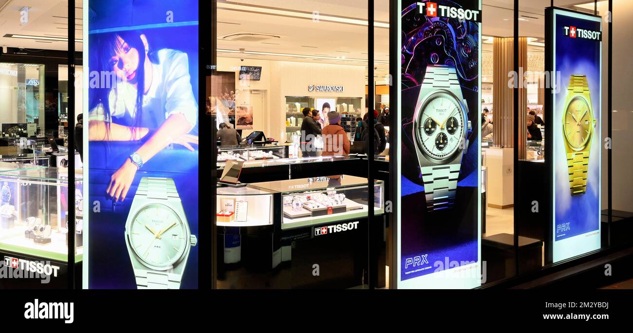 Shop window watch shop customers Stock Photo - Alamy