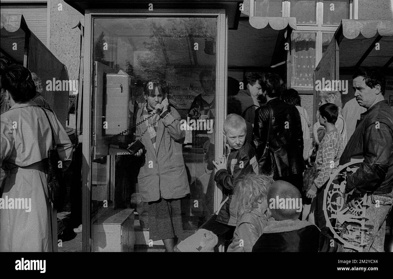 GDR, Berlin, 9.10.1989, telephone box in Friedrichshain (Schwibbogen ...