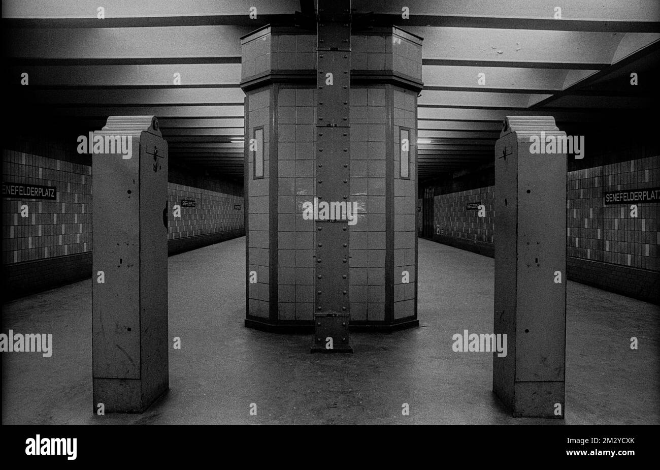 GDR, Berlin, 19.03.1989, Senefelderplatz underground station, call ...