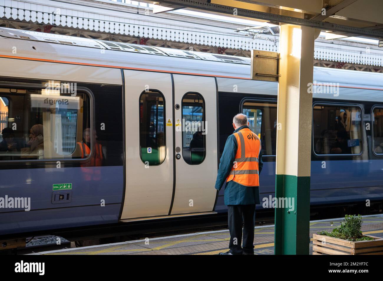 Slough, Berkshire, UK. 14th December, 2022. An Elizabeth Line train en ...