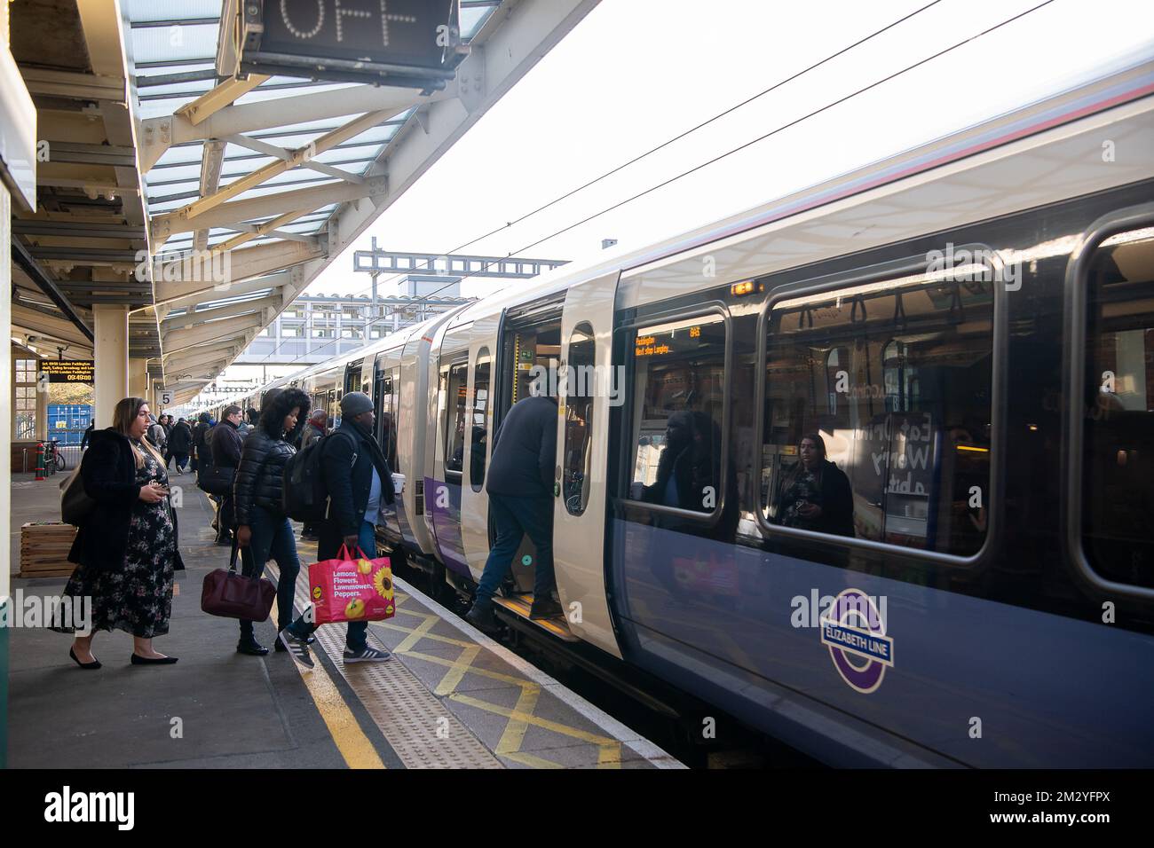 Slough, Berkshire, UK. 14th December, 2022. An Elizabeth Line train en ...