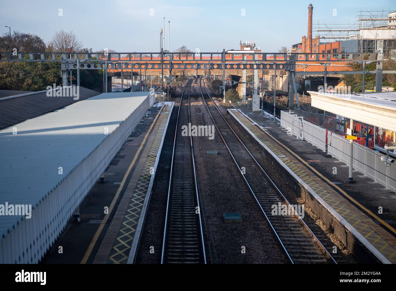 Slough, Berkshire, UK. 14th December, 2022. The railway tracks at ...