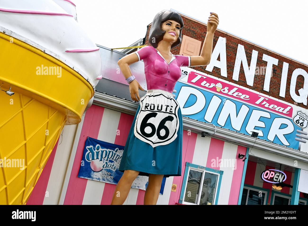 Pink Elephant Antique Mall, Livingston, Illinois, United States of ...