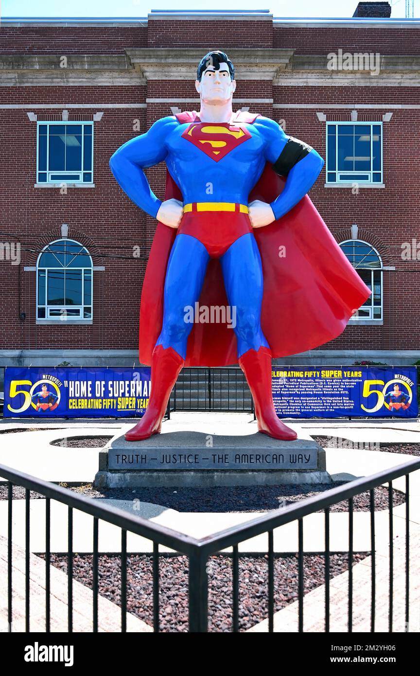 Statue of Superman in the historic centre of Metropolis, Illinois ...