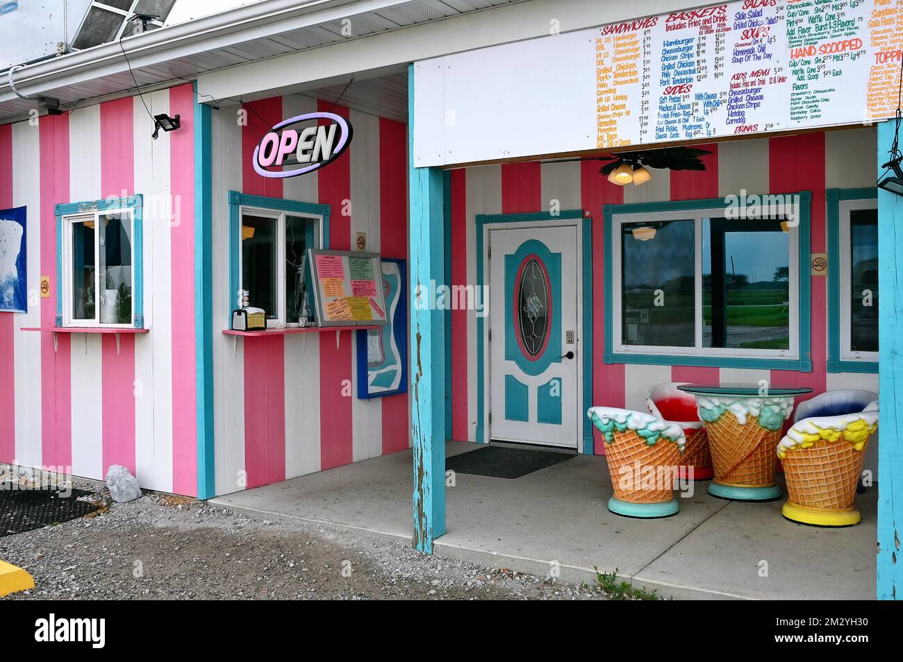 Pink elephant antique mall hi-res stock photography and images - Alamy