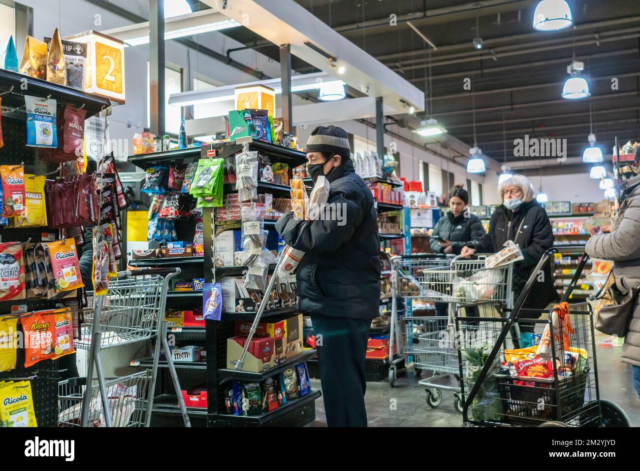 Check-out line in a supermarket in New York on Thursday, December 8 ...
