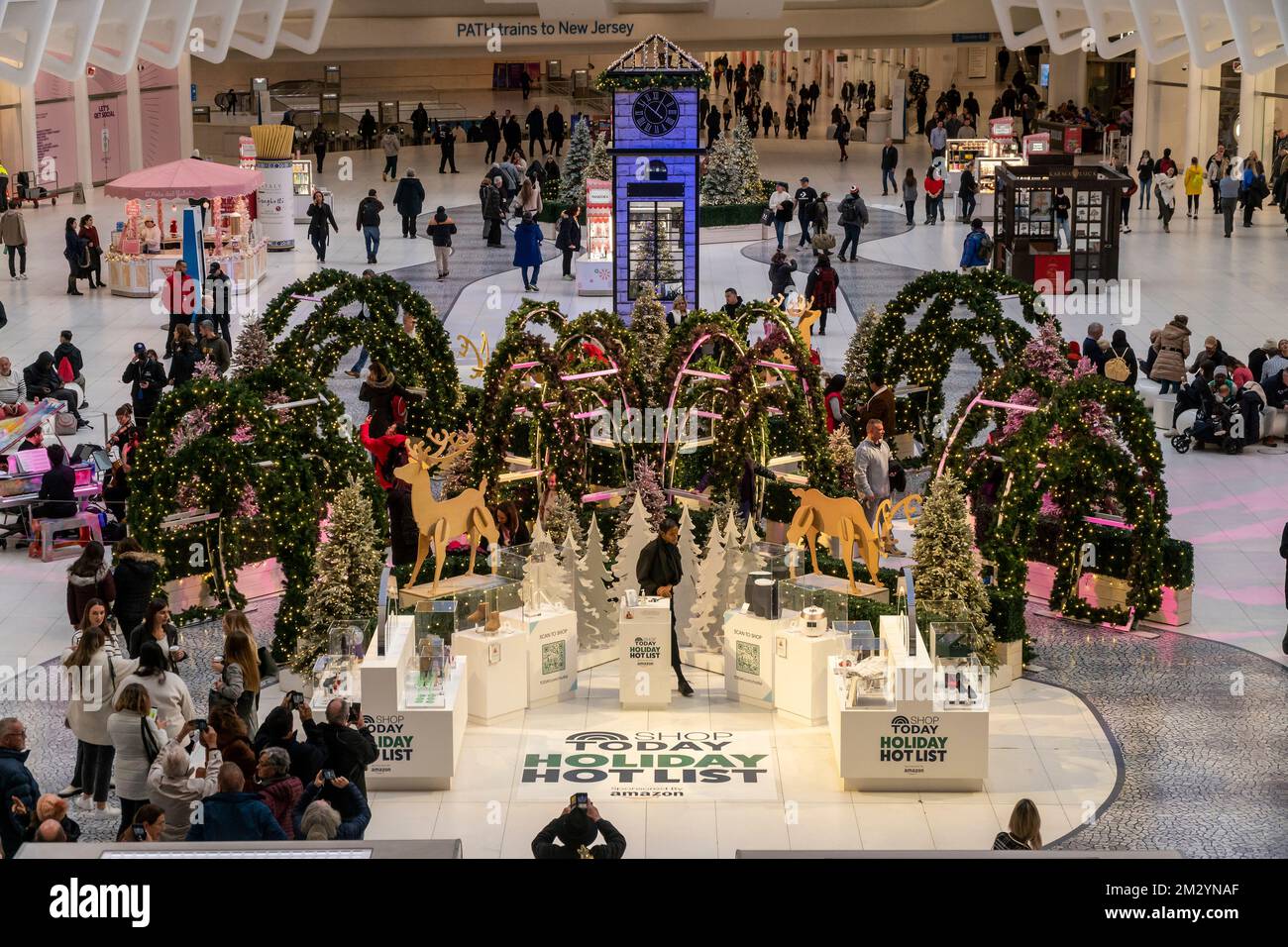 Shoppers and tourists in the Holiday Market in the Westfield Mall in ...