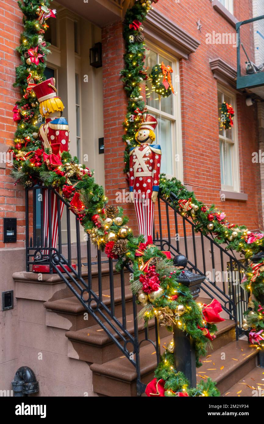 New york townhouse christmas hi-res stock photography and images - Alamy